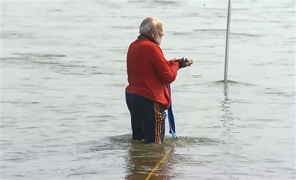 மகா கும்பமேளாவில் பங்கேற்று.. திரிவேணி சங்கமத்தில் புனித நீராடிய ...