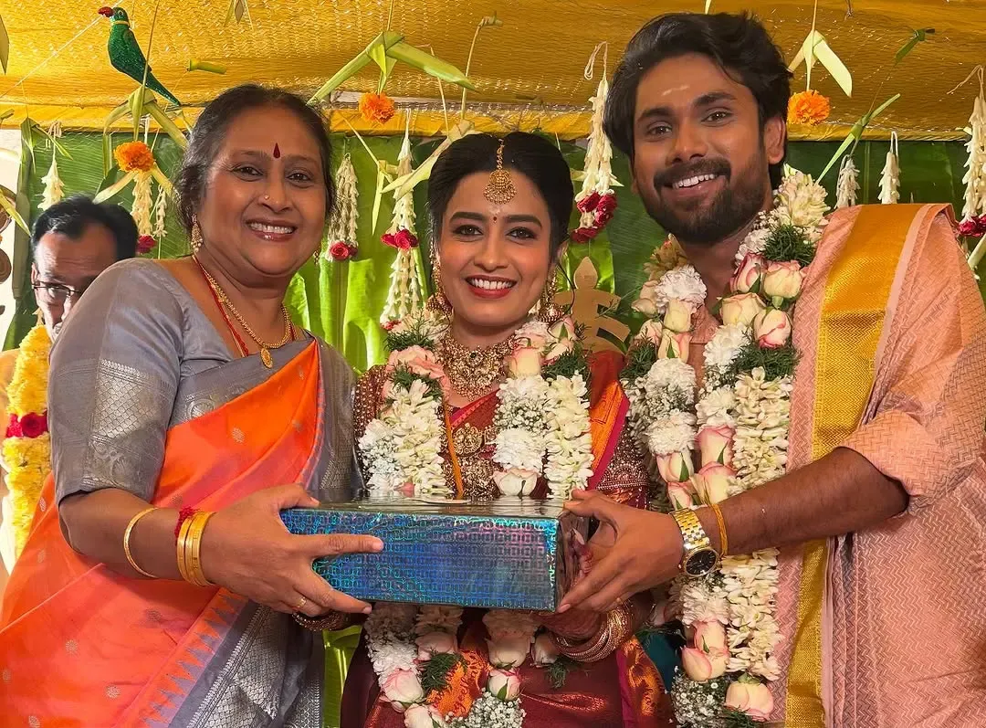 விஜய் டிவி மலர் டீச்சருக்கு 'டும் டும் டும்'.. இணையத்தை கலக்கும் திருமண ...