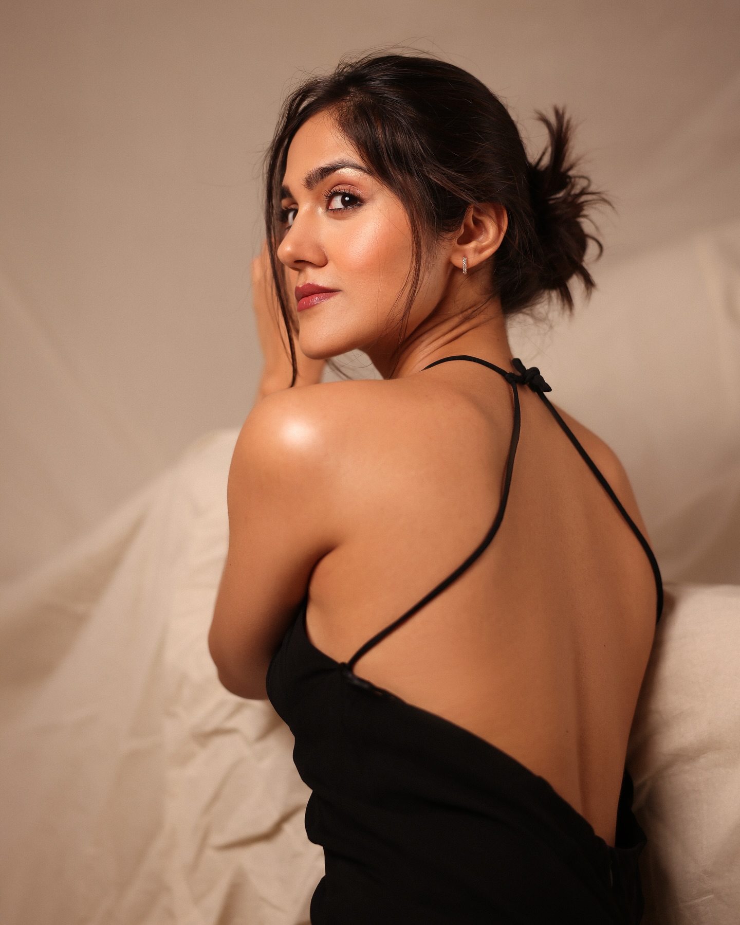 మైమరపించే అందాలతో టాప్ టూ బాటమ్ చూపించేస్తున్న తెలుగు పిల్ల.. | Simran Chowdhury Shows Off Her ...