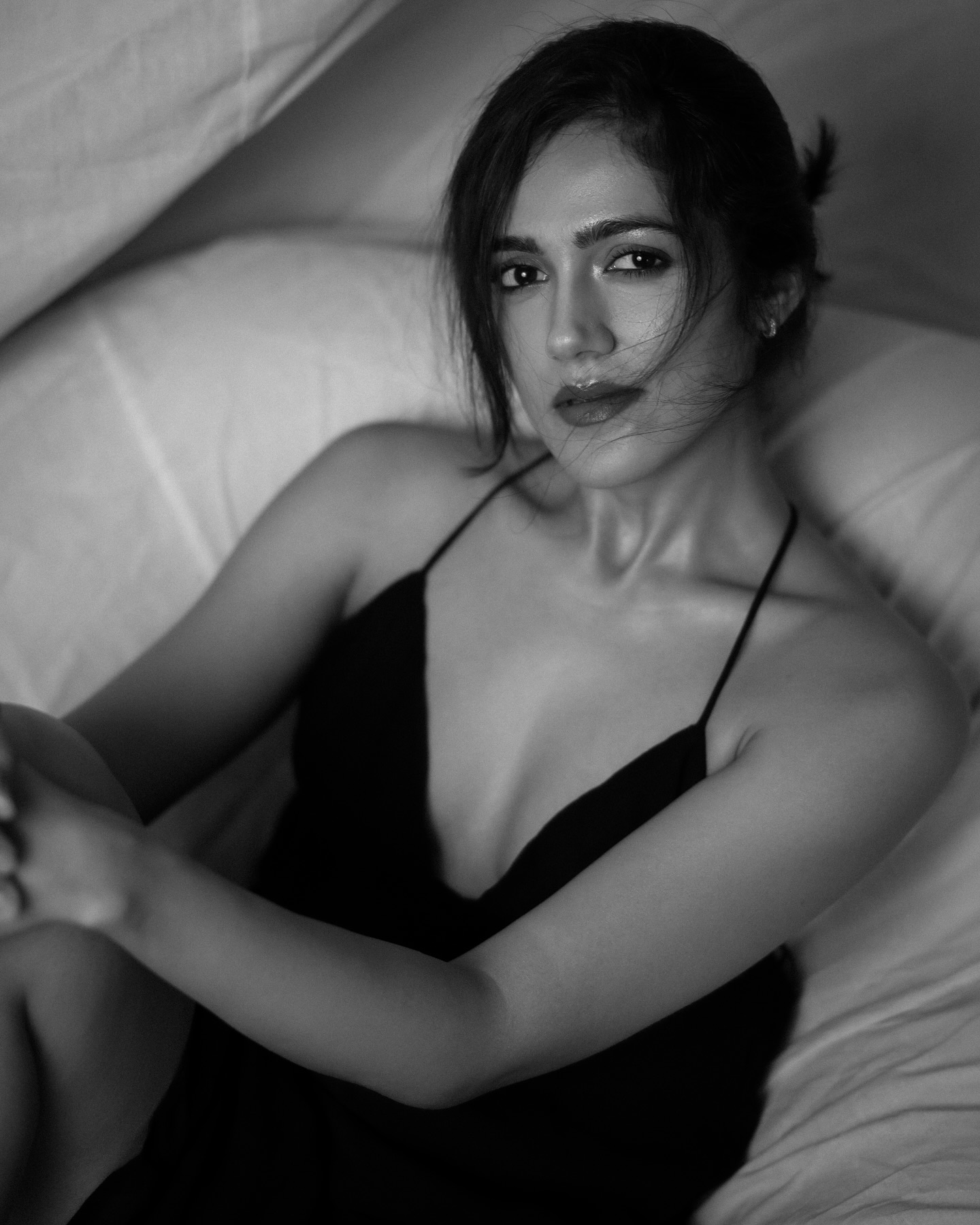 మైమరపించే అందాలతో టాప్ టూ బాటమ్ చూపించేస్తున్న తెలుగు పిల్ల.. | Simran Chowdhury Shows Off Her ...