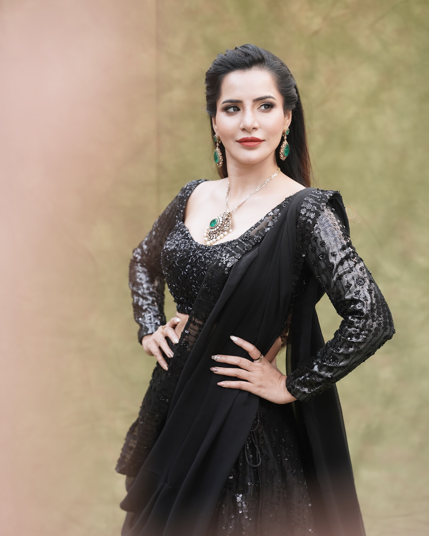 సొగసులతో కిక్కెక్కిస్తున్న అషురెడ్డి.. | Actress Ashu Reddy Beauty Show ...