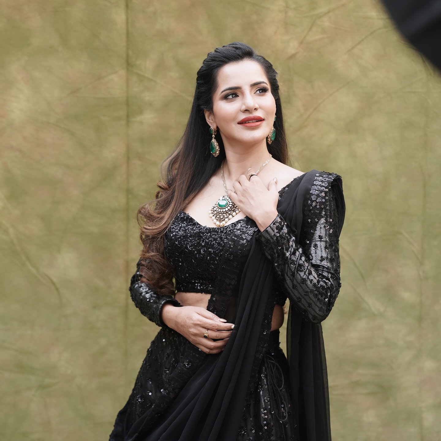 సొగసులతో కిక్కెక్కిస్తున్న అషురెడ్డి.. | Actress Ashu Reddy Beauty Show ...