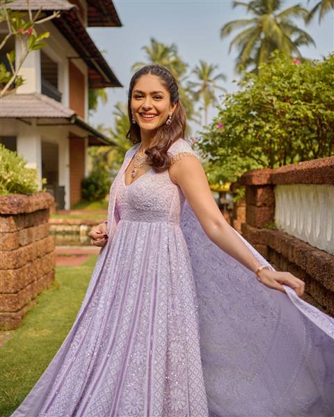 இளசுகளின் மனதை ஈர்க்கும் சிரிப்பு.. நடிகை மிர்னாள் தாகூரின் க்யூட் ...