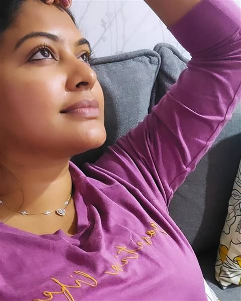 பூனை குட்டியுடன் கொஞ்சி விளையாடும் ரச்சிதா மஹாலக்ஷ்மி.. லைக்குகளை ...