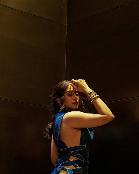 தாவணியில் க்யூட்டான வெட்கம்.. ரசிகர்களின் மனதை கொள்ளையடிக்கும் ரெஜினா ...