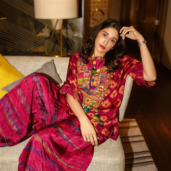 தாவணியில் க்யூட்டான வெட்கம்.. ரசிகர்களின் மனதை கொள்ளையடிக்கும் ரெஜினா ...