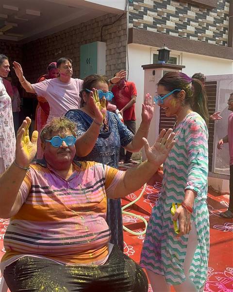 முகம் முழுக்க வண்ணங்கள்.. குடும்பத்துடன் ஹோலி கொண்டாடிய ராஷி கண்ணா ...