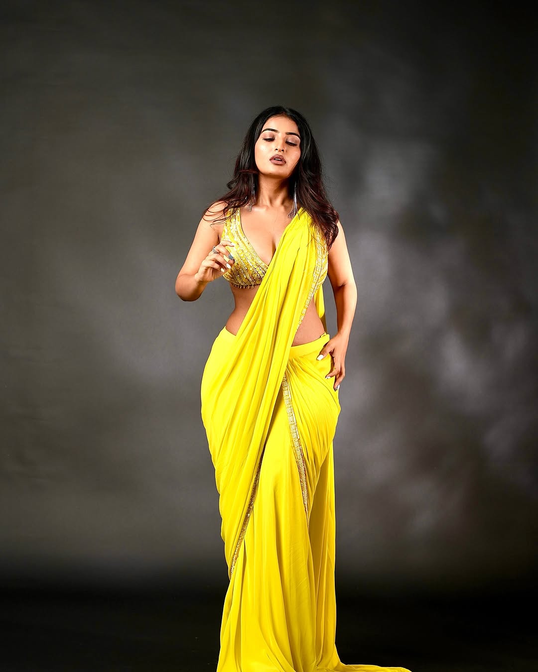 బాబోయ్ అనన్య ఇది నువ్వేనా.. ఇంతలా అందాలన్నీ వడ్డించేస్తున్నావ్..! | Ananya Nagalla Showing Off ...