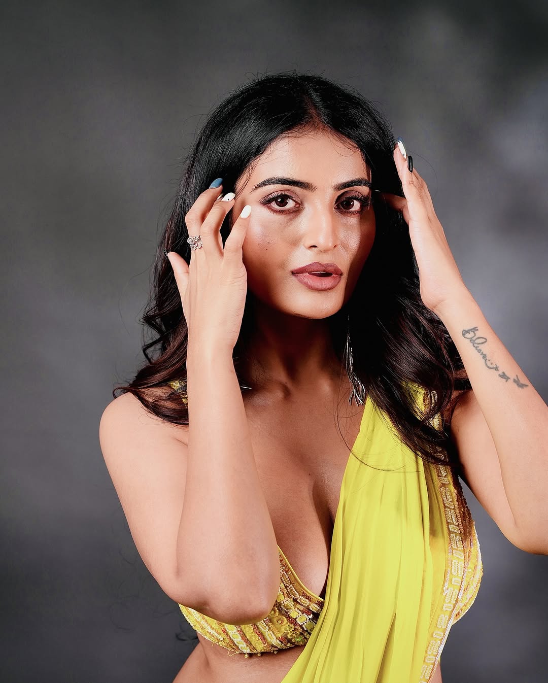 బాబోయ్ అనన్య ఇది నువ్వేనా.. ఇంతలా అందాలన్నీ వడ్డించేస్తున్నావ్..! | Ananya Nagalla Showing Off ...