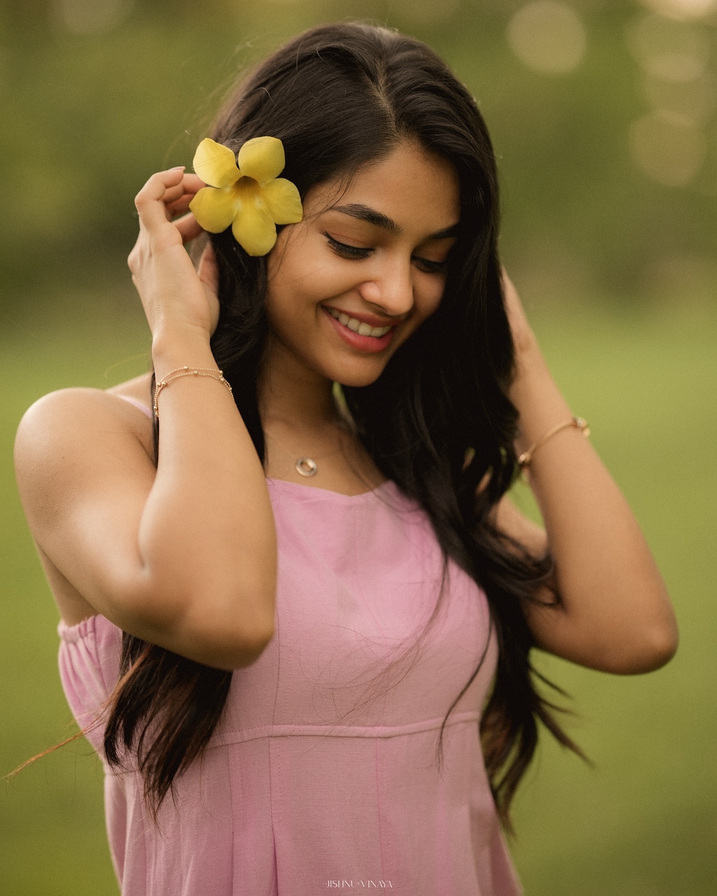 'லவ் டுடே' பட ஹீரோயின் இவானாவின் லேட்டஸ்ட் போட்டோஷூட் கிளிக்ஸ்! | Ivana Stunning Photoshoot ...