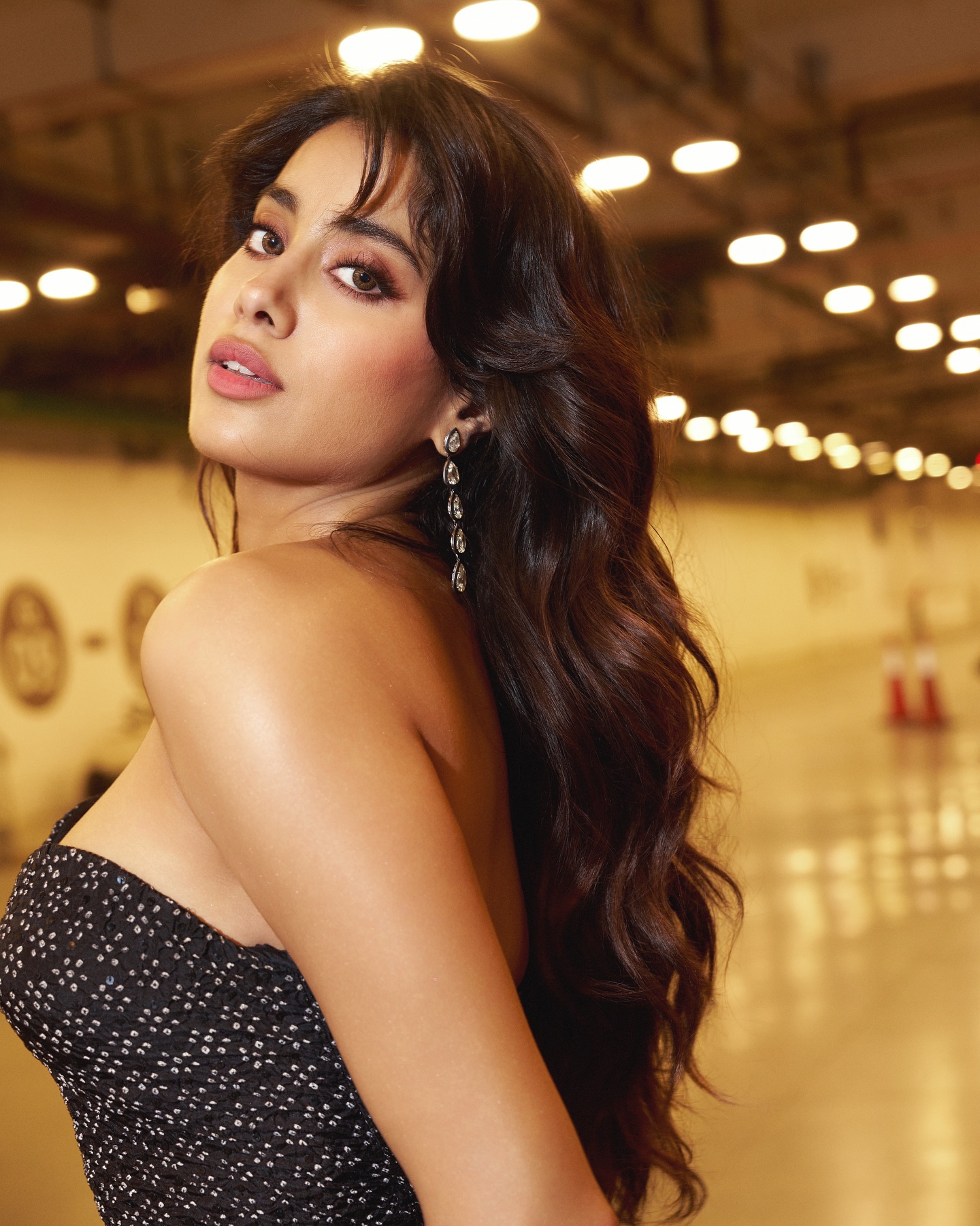 ஃபேஷன் ஷோவில் மிடுக்கான நடை போட்ட.. ஜான்வி கபூர் லேட்டஸ்ட் போட்டோஷூட் ...