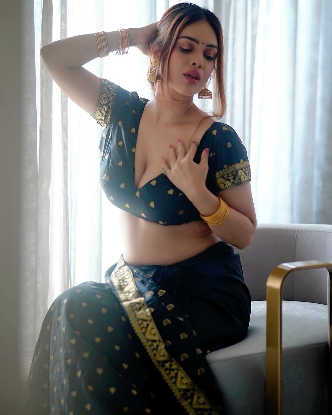 చీరకట్టులో సోకుల విందు.. రచ్చ రచ్చ చేస్తున్న నేహా మాలిక్ | Neha Malik Is Mesmerizing With Her ...