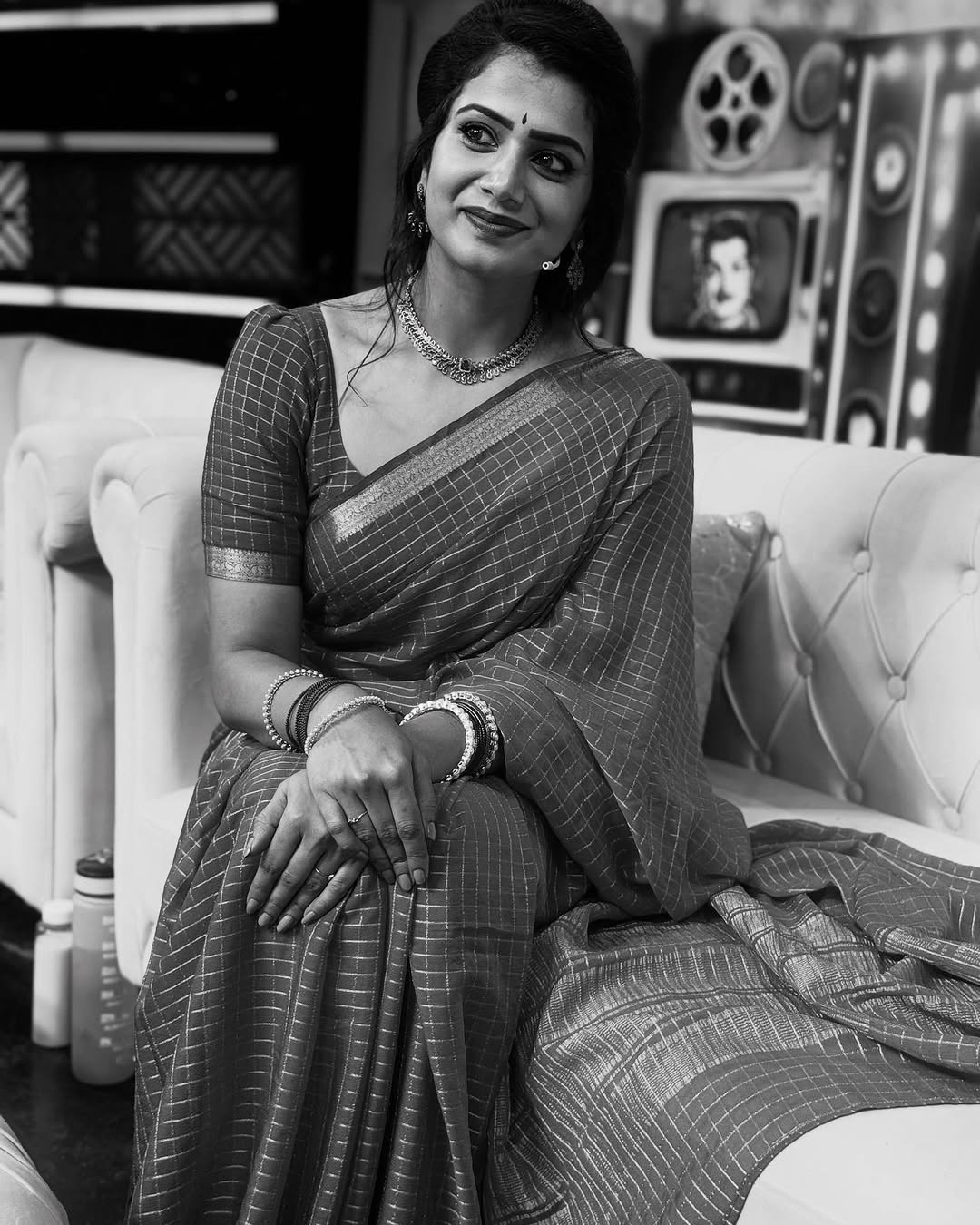 ப்ளாக் அண்ட் வைட் புகைப்படம்.. அச்சு அசல் 80'ஸ் நடிகையாக மாறிய பார்வதி ...