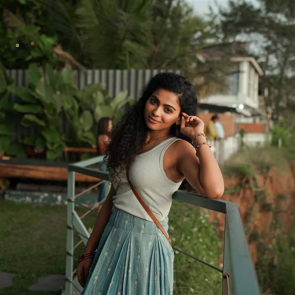 பீச்சில் ஜாலியாக வைப் பண்ணும்.. நடிகை பதினே குமாரின் வேற லெவல் போட்டோஸ் ...