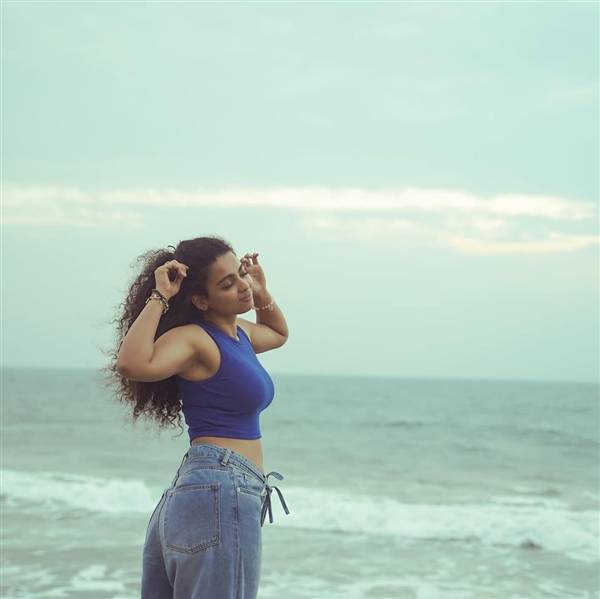 பீச்சில் ஜாலியாக வைப் பண்ணும்.. நடிகை பதினே குமாரின் வேற லெவல் போட்டோஸ் ...