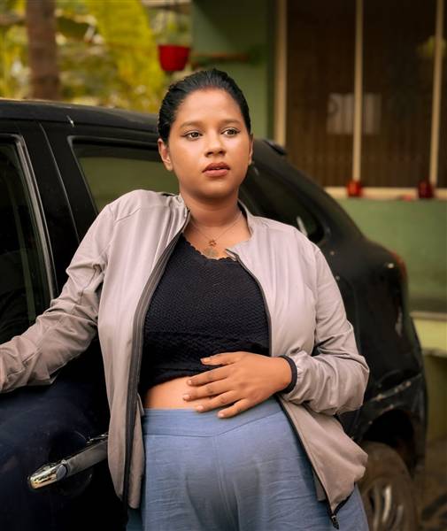 கார் அருகில் ஸ்டைலாக போஸ் கொடுத்த சுந்தரி சீரியல் நடிகை.. பேபி பம்ப் ...