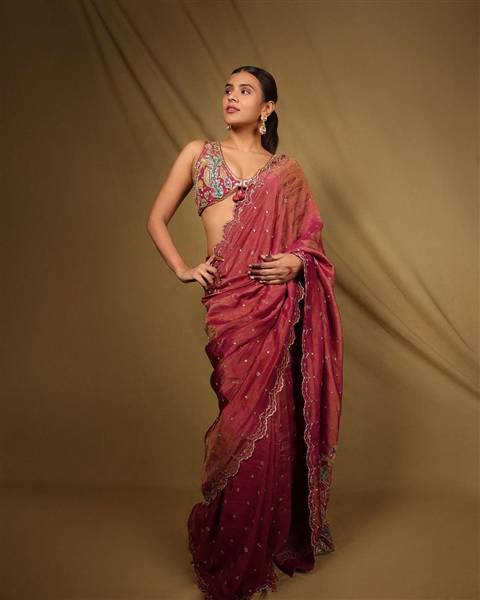 புடவையில் வசீகரிக்கும் அழகு.. நடிகை ஹெபா படேலின் லேட்டஸ்ட் க்ளிக்ஸ் ...