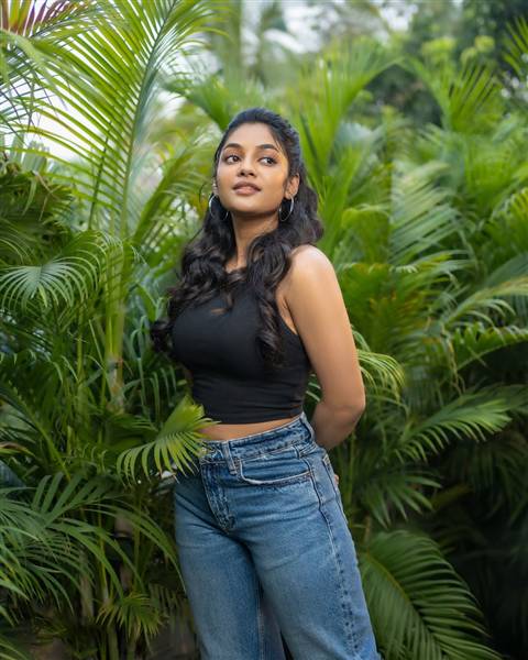 ப்ளாக் டாப்பில் கேசுவல் போஸ்.. நடிகை இவனாவின் லேட்டஸ்ட் க்ளிக்ஸ் ...