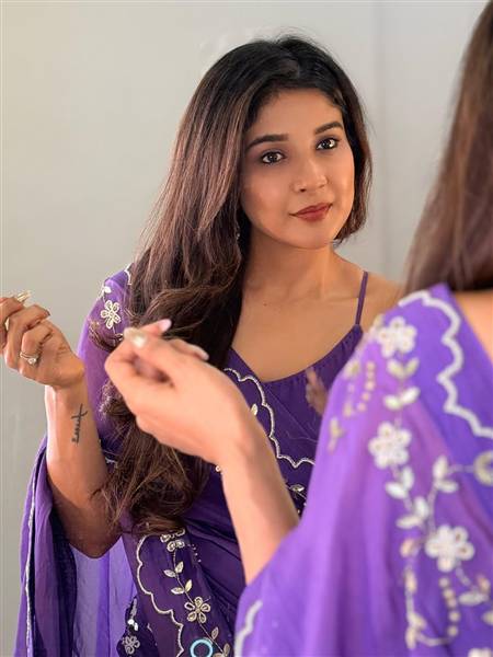 பேக் போஸில் மிரட்டும் அழகு.. நடிகை சாக்ஷி அகர்வாலின் லேட்டஸ்ட் க்ளிக்ஸ்! | Actress Sakshi ...