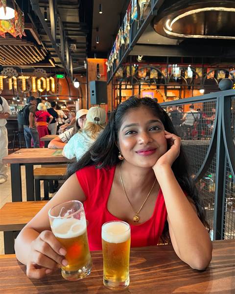 வியட்நாமில் குதூகலம்.. கையில் கிளாஸுடன் புகைப்படம் வெளியிட்ட வீஜே பார்வதி! | Actress Vj Parvathy ...