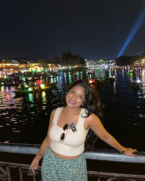 வியட்நாமில் குதூகலம்.. கையில் கிளாஸுடன் புகைப்படம் வெளியிட்ட வீஜே பார்வதி! | Actress Vj Parvathy ...