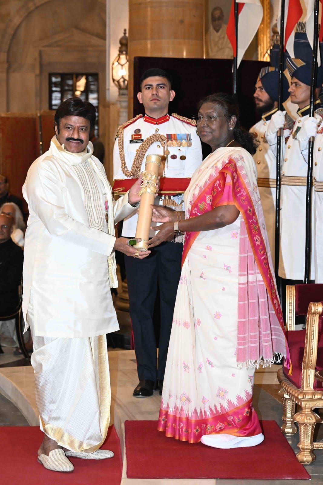 రాష్ట్రపతి చేతుల మీదుగా పద్మభూషణ్‌ను అందుకున్న బాలయ్య: సంప్రదాయ ...