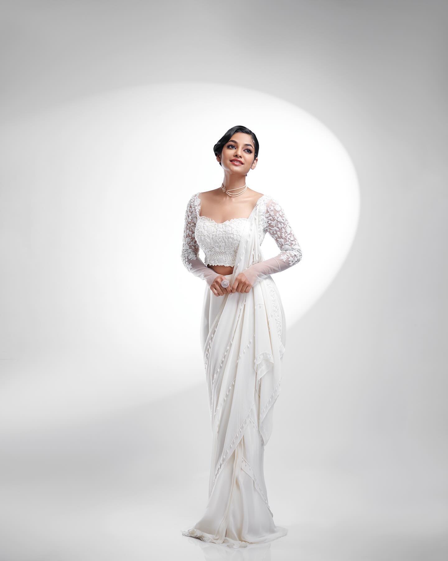 நடிகை இவானாவின் தமிழ் புத்தாண்டு கிளிக்ஸ்! | Ivana Tamil Newyear Wishes Clicks - Oneindia Tamil