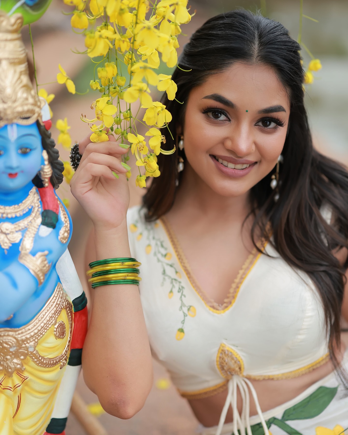 நடிகை இவானாவின் தமிழ் புத்தாண்டு கிளிக்ஸ்! | Ivana Tamil Newyear Wishes Clicks - Oneindia Tamil