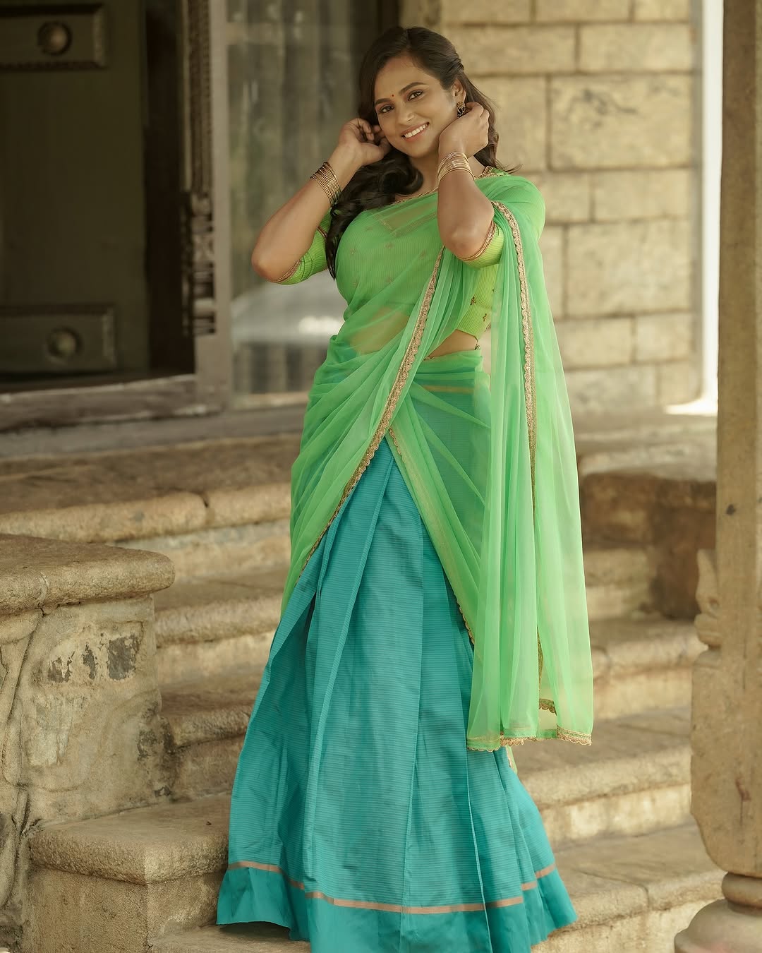 தாவணியில் தேவதை போல் இருக்கும் ரம்யா பாண்டியன்.. லேட்டஸ்ட் கிளிக்ஸ்! | Ramya Pandian Half Saree ...