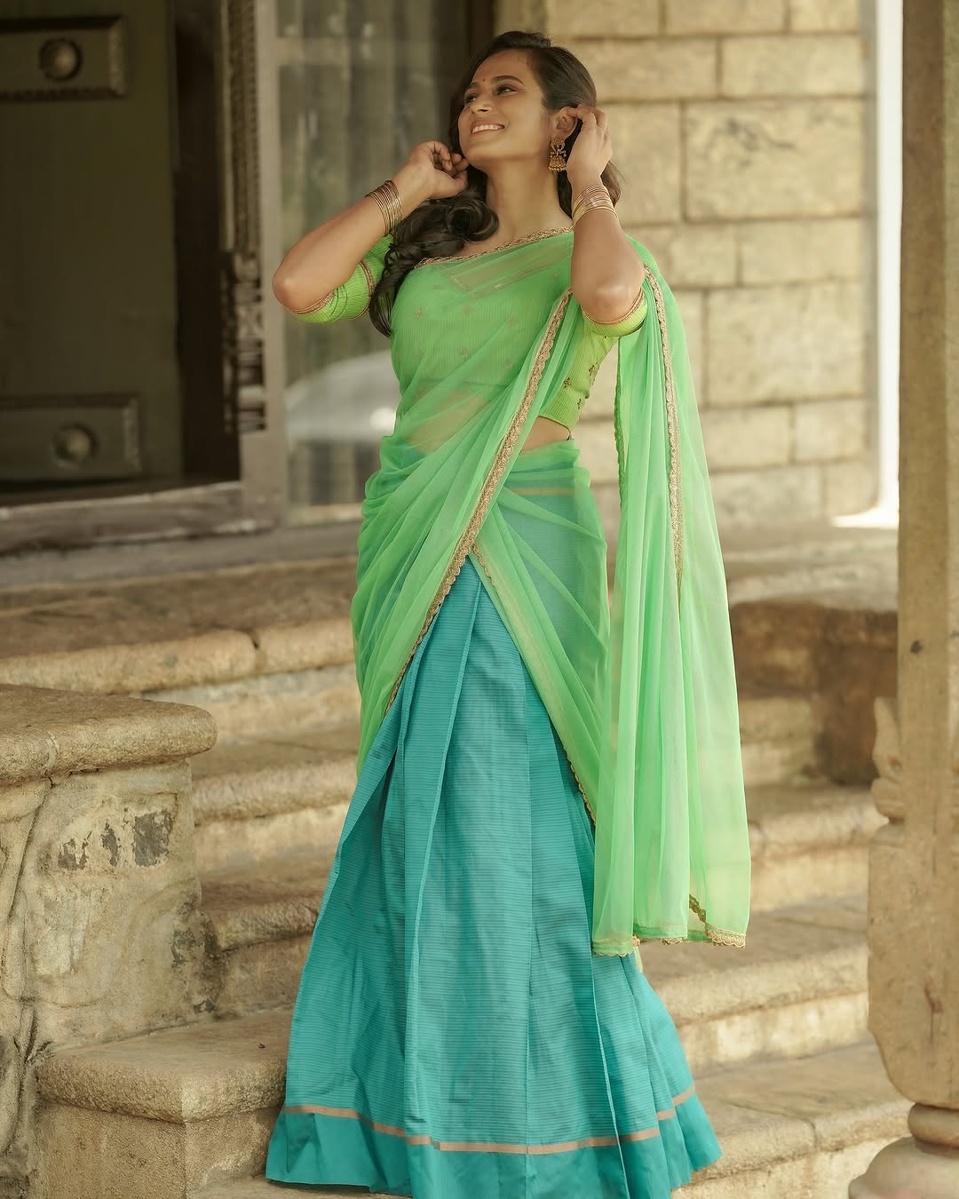 தாவணியில் தேவதை போல் இருக்கும் ரம்யா பாண்டியன்.. லேட்டஸ்ட் கிளிக்ஸ்! | Ramya Pandian Half Saree ...