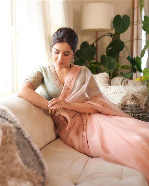 சிரிப்பில் மயக்கும் ராஷி கண்ணா.. ரசிகர்கள் இடையே தீயாக பரவும் பிக்ஸ் ...