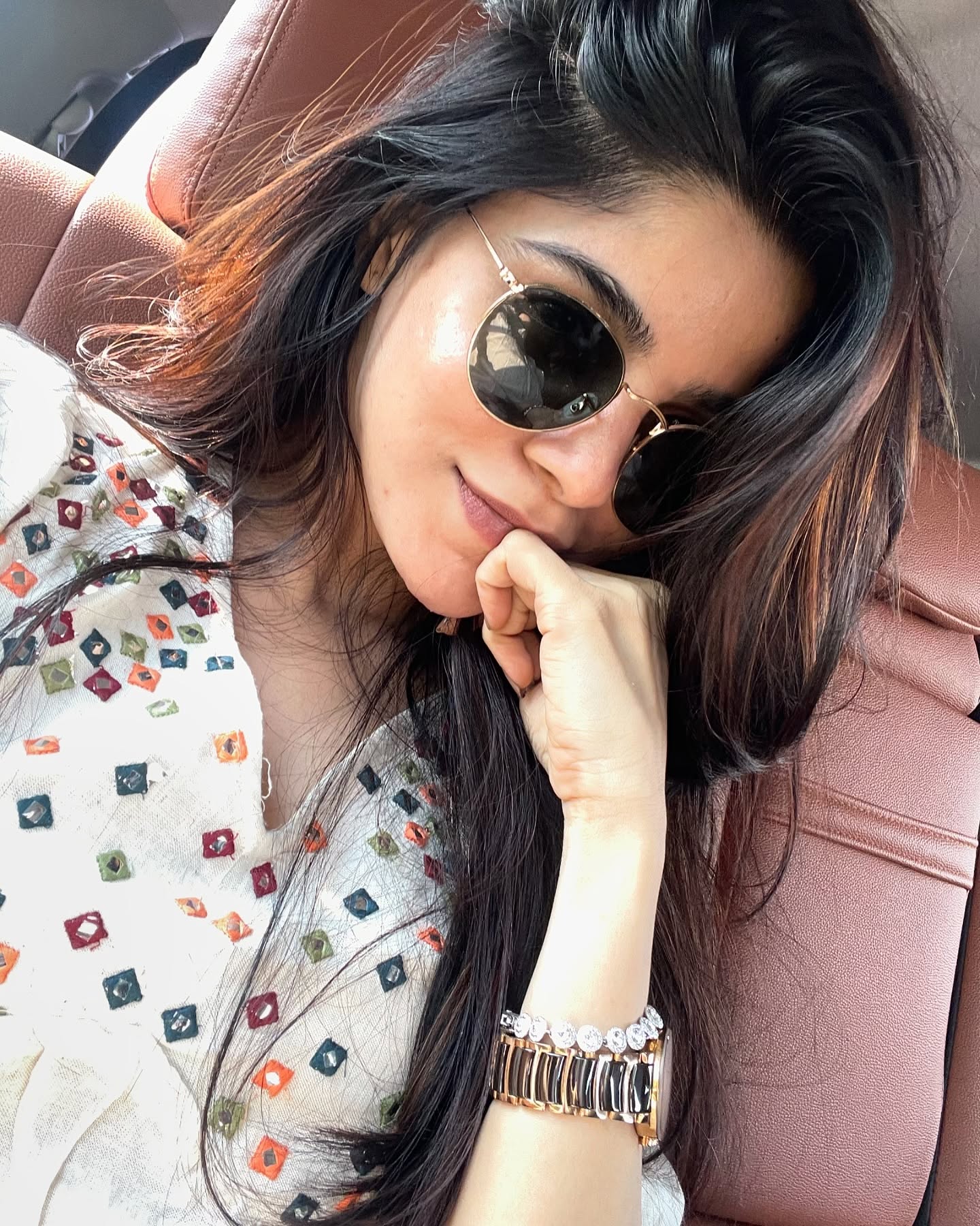 காருக்குள் கலக்கல் போஸ் கொடுத்த.. திவ்யபாரதியின் லேட்டஸ்ட் கிளிக்ஸ் ...