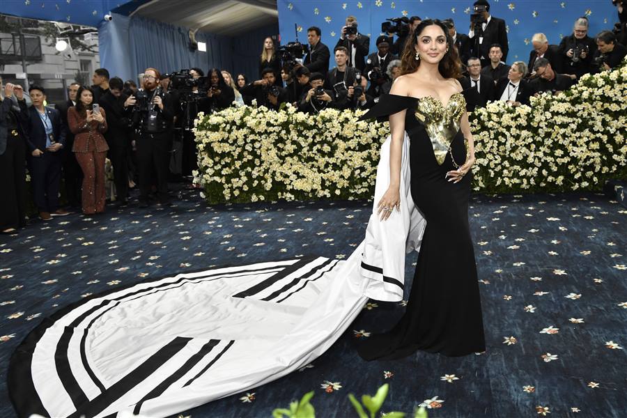 Met Gala 2025: மெட் காலா ஃபேஷன் நிகழ்ச்சியில் கலக்கிய ஷாருக்கான் ...