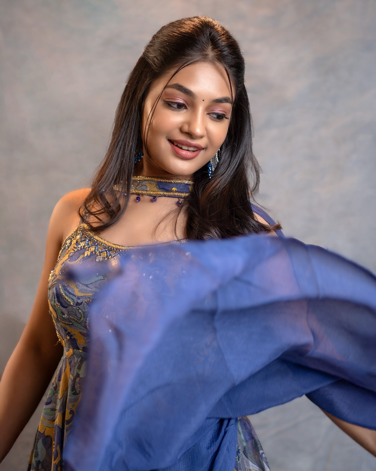 ஸ்டைலிஷ் லுக்கில் நடிகை இவானா.. லேட்டஸ்ட் கிளிக்ஸ்! | Ivana Casual Look Clicks - Oneindia Tamil