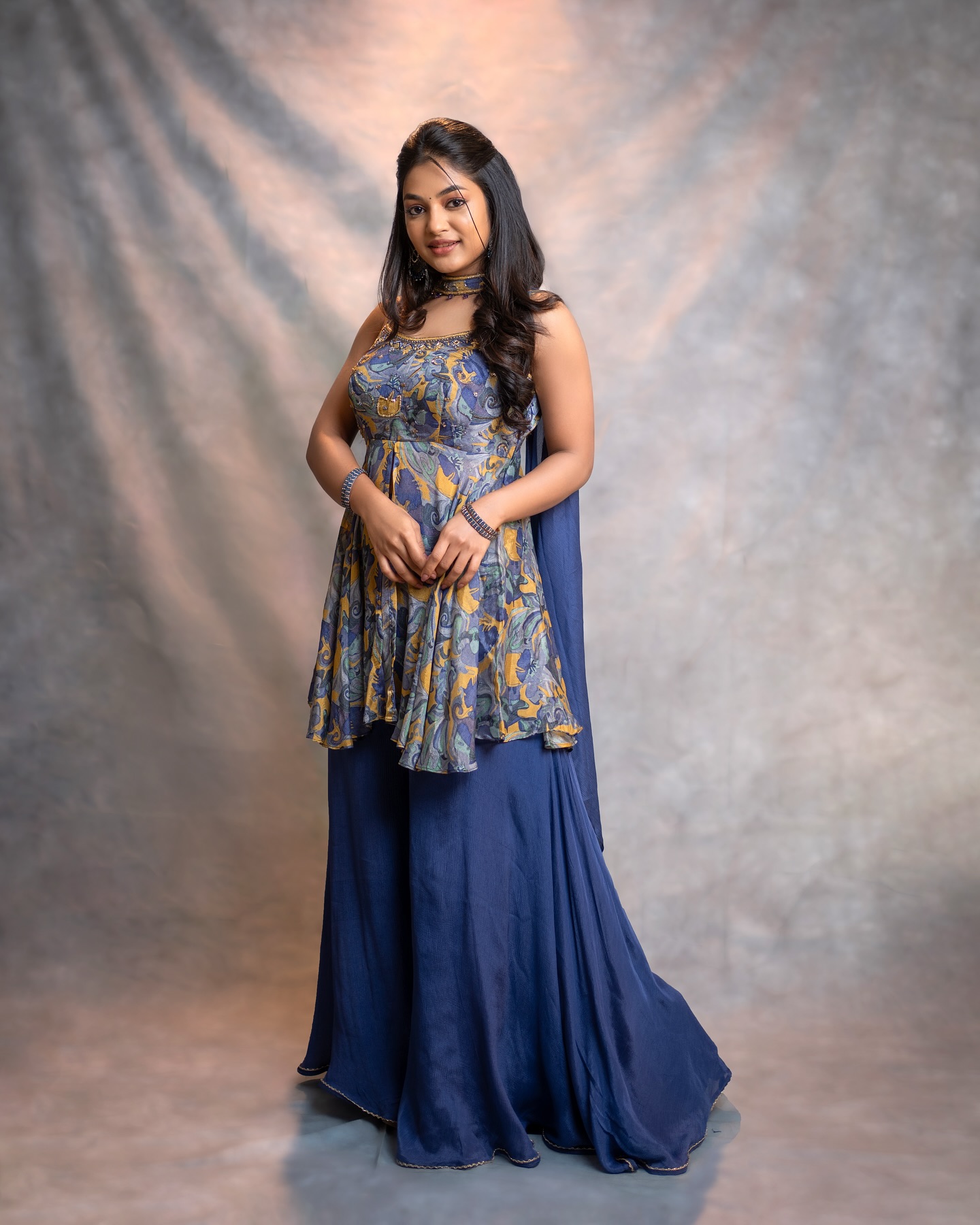 ஸ்டைலிஷ் லுக்கில் நடிகை இவானா.. லேட்டஸ்ட் கிளிக்ஸ்! | Ivana Casual Look Clicks - Oneindia Tamil