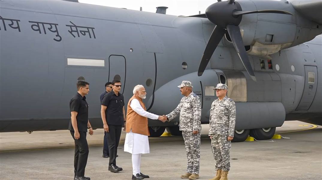 ஆதம்பூர் விமானப்படை தளத்தில் பிரதமர் மோடி.. வீரர்களுடன் கலந்துரையாடிய போட்டோஸ்! | Prime Minister ...