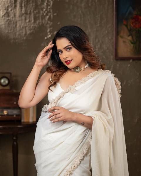 த்ரிஷாவுக்கே டஃப் கொடுக்கும் சீரியல் நடிகை.. வெள்ளை புடவையில் ...