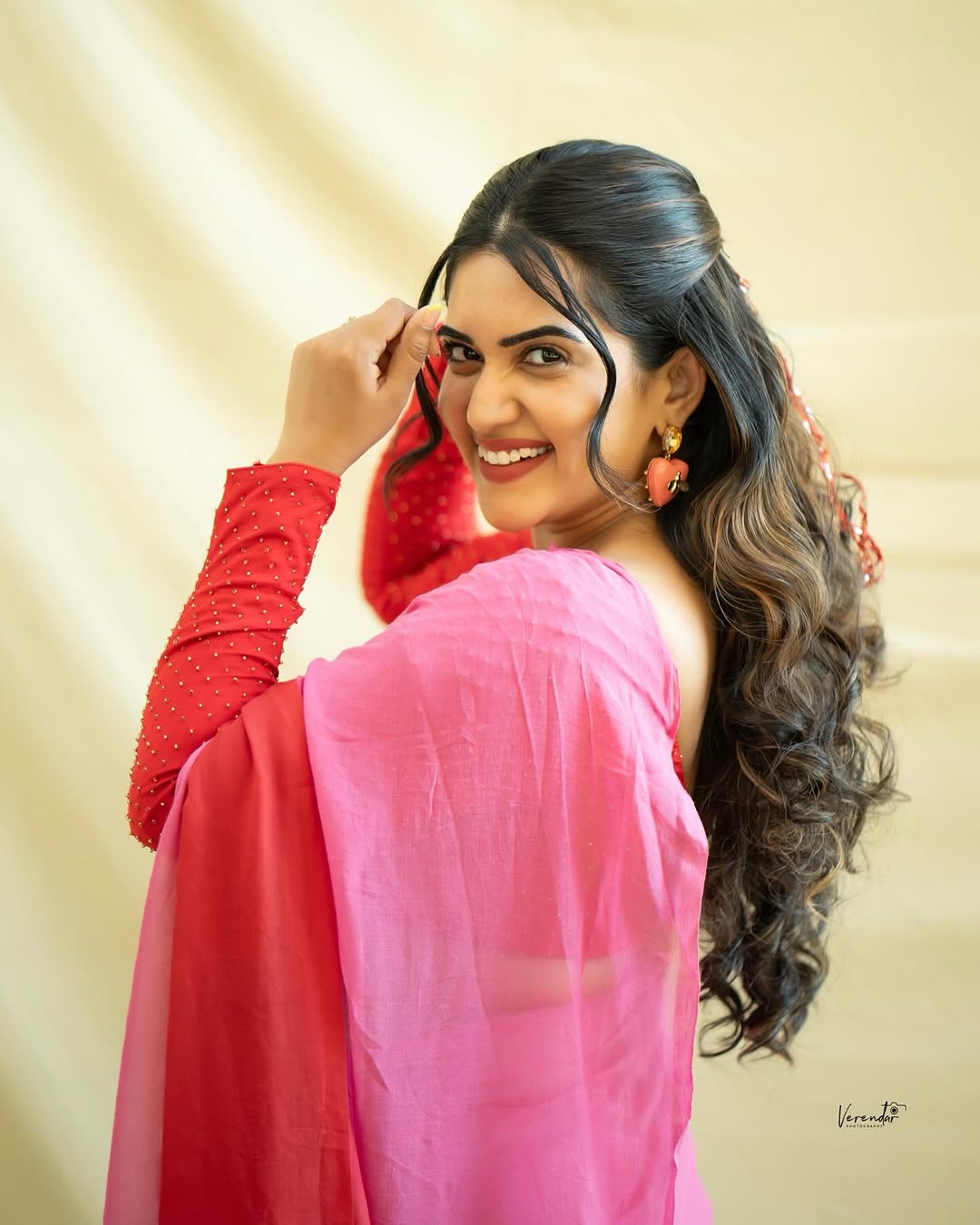 సొగసులతో సెగలు పుట్టించేస్తున్న స్రవంతి ! | Telugu Anchor Sravanthi Chokkarapu Stunning Poses In ...