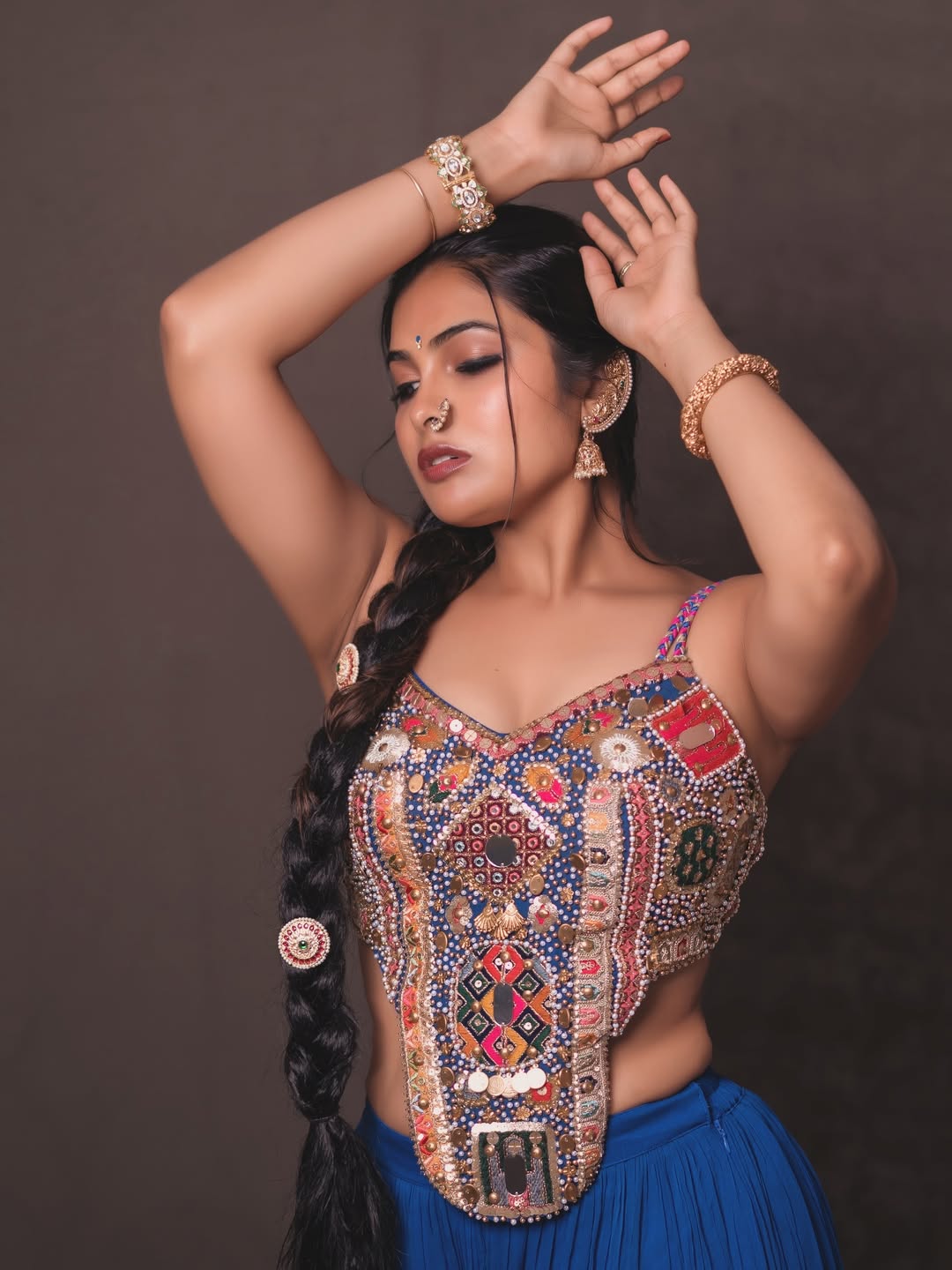 హీరోయిన్ మెటీరియల్ బాసూ..పిచ్చోళ్లు సైడ్ క్యారెక్టర్లకు వాడుతున్నారు | Actress Divi Vadthya Most ...