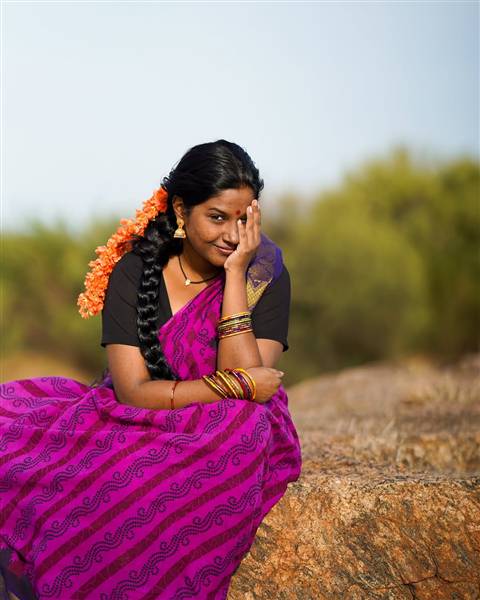 காட்டன் புடவை, கனகாம்பரம் பூ.. கிராமத்து பெண் லுக்கில் நடிகை ...