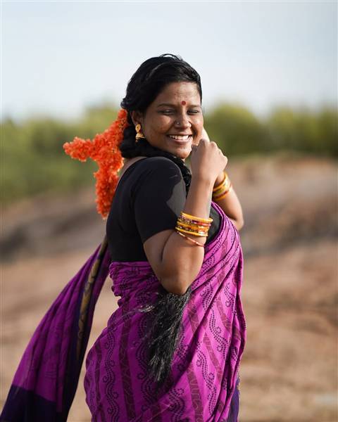 காட்டன் புடவை, கனகாம்பரம் பூ.. கிராமத்து பெண் லுக்கில் நடிகை ...