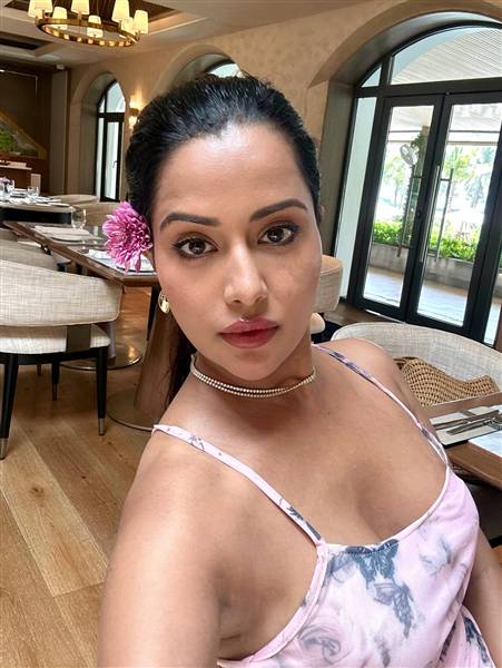 காதில் பெரிய பூ.. கண்ணாடி முன் போஸ்.. ரைசா வில்சனின் கலக்கல் போட்டோஸ்! | Actress Raiza Wilson ...