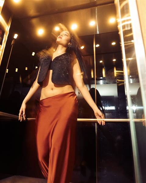 பேக் போஸில் மிரட்டும் ரித்திகா சிங்.. இணையத்தில் ட்ரெண்ட்டாகும் நச் ...