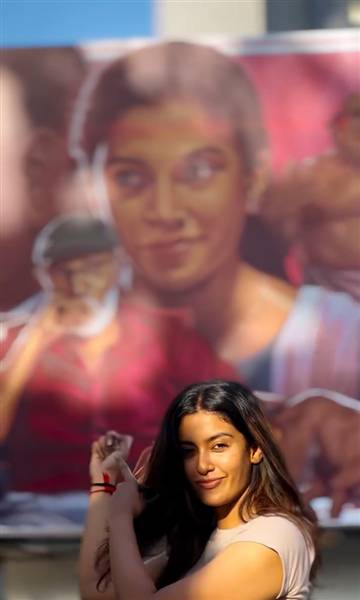 திரையரங்க வாசலில் கட்அவுட்.. வெற்றியை கொண்டாடும் கண்ணம்மா! | Actress ...