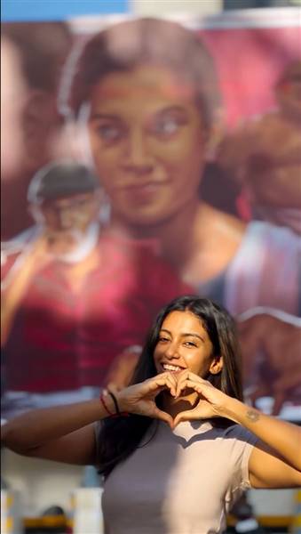 திரையரங்க வாசலில் கட்அவுட்.. வெற்றியை கொண்டாடும் கண்ணம்மா! | Actress ...