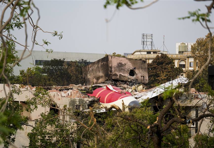 அகமதாபாத் விமான விபத்து.. கிரேன் மூலம் மீட்கப்படும் பாகங்கள்.. போட்டோஸ் ...