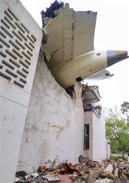 அகமதாபாத் விமான விபத்து.. கிரேன் மூலம் மீட்கப்படும் பாகங்கள்.. போட்டோஸ் ...