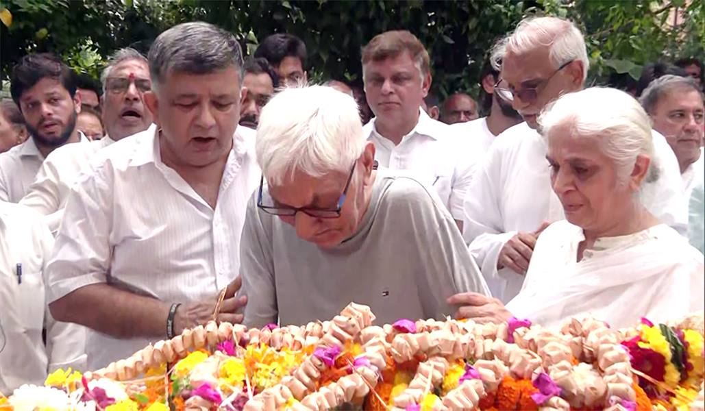 விமான விபத்தில் உயிரிழந்த ஏர் இந்தியா விமானி.. கண்ணீர் மல்க பிரியாவிடை ...