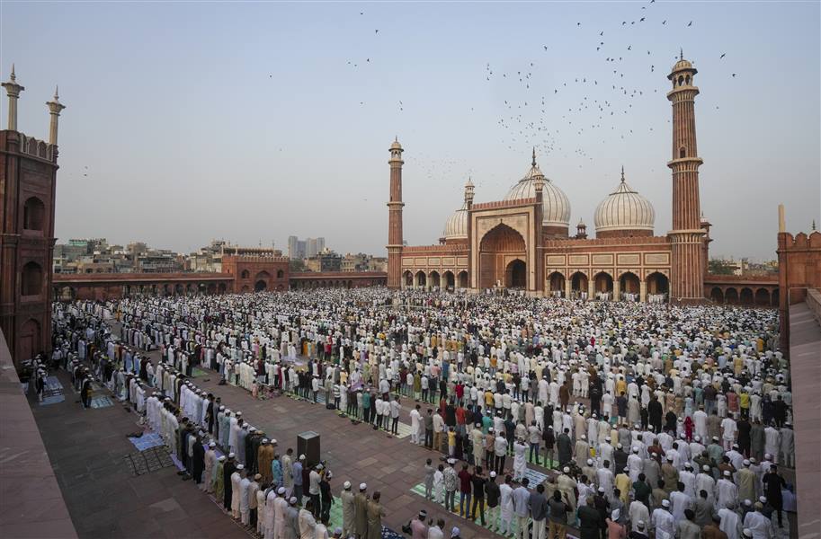 பக்ரீத் பண்டிகை: இஸ்லாமியர்கள் சிறப்பு தொழுகை போட்டோஸ்! | Bakrid ...