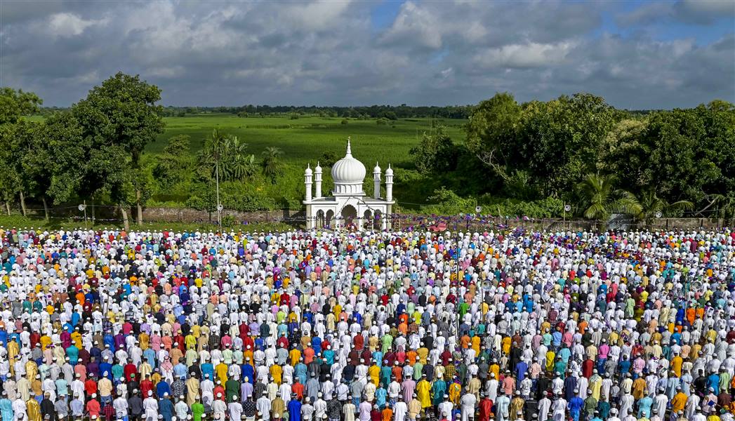 பக்ரீத் பண்டிகை: இஸ்லாமியர்கள் சிறப்பு தொழுகை போட்டோஸ்! | Bakrid ...